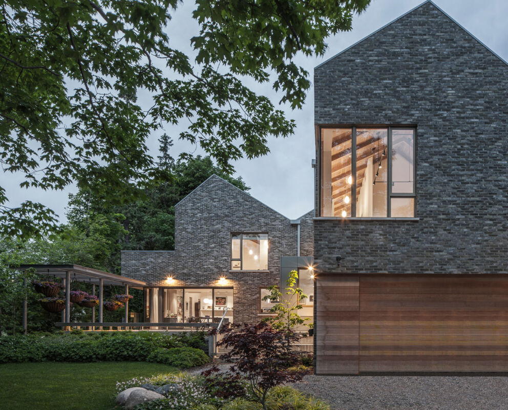 CONTEMPORARY DESIGN IN A HERITAGE NEIGHBOURHOODCOBOURG HOUSE, CANADA - BDA